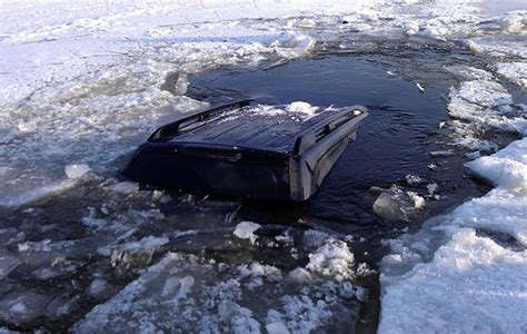 У Росії провалився під лід автомобіль в якому були діти є жертви
