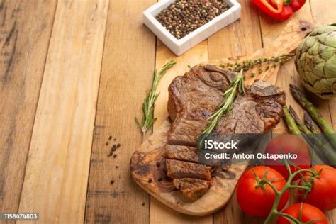 Steak Daging Sapi Marmer Di Papan Dengan Lada Rosemary Rempahrempah Dan