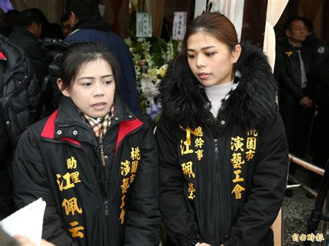 康龍哀痛現身送別亡妻 她淚崩揮別姊妹 自由娛樂
