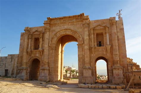 Hadrian의 아치 Jerash의 고고학 도시 로마 건축 Gerasa Jerash 요르단의 세계에서 가장 큰 사이트 중에서