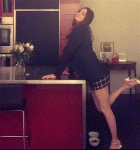 Karen Gillan Leggy Sexiest Redhead In Hollywood 8 Photos The