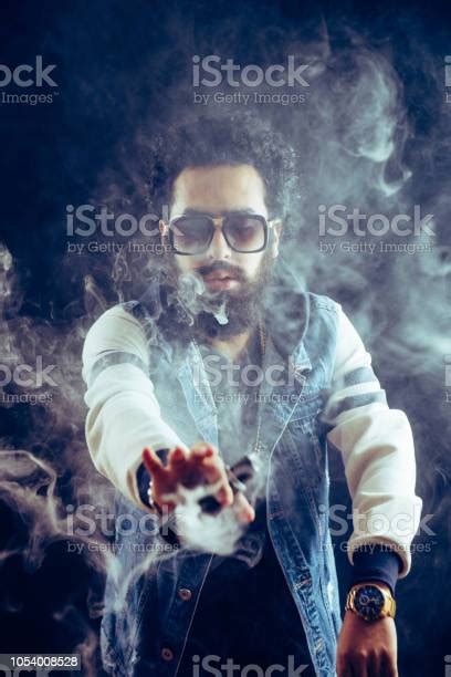 흡연 Vape입니다 Vaping 남자 모드를 들고입니다 Vape 반지입니다 남자는 연기의 반지를 시작합니다 거친에 대한 스톡