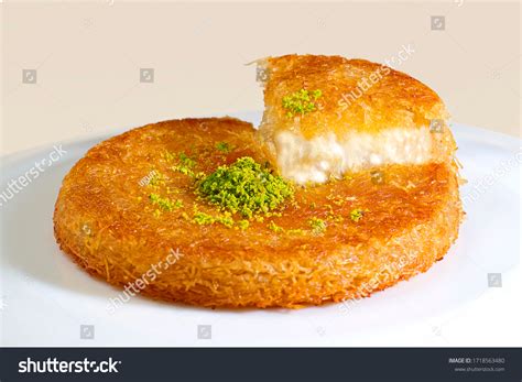 Kunafa Imágenes Fotos De Stock Y Vectores Shutterstock