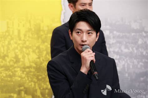 向井理、警察官に間違われて道を聞かれていた リアルな佇まいに共演者の内田理央も驚き：ドラマ『ダブルチート 偽りの警官 Season1』記者会見