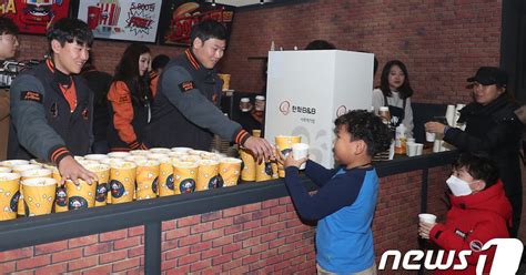 팝콘과 음료 나눠주는 한화선수들