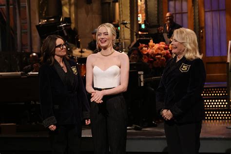 Watch Tina Fey And Candice Bergen Induct Emma Stone Into The ‘snl Five