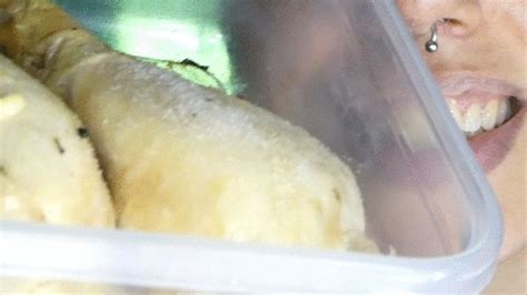 Un Pernil De Pollo Es Comido Por Grandes Dientes Blancos This Is