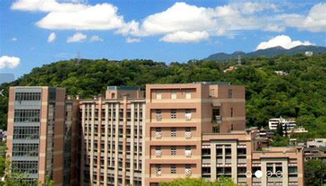 歡迎光臨東吳大學 【聯合報】東吳跑馬燈再玩時事梗 這句話讓學生哭著跑走東吳大學法律系跑馬燈