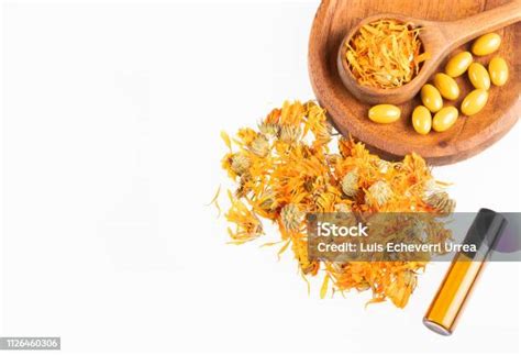 금 잔 화 꽃금 송 화의 Officinalis 아로마 테라피 에센셜 오일 흰색 배경 건강관리와 의술에 대한 스톡 사진 및 기타