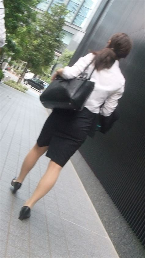 【就活】ブラウス姿で靴パカを見せつける露出魔リクスー女子大生様レア画像集 女の脚はズリネタです。
