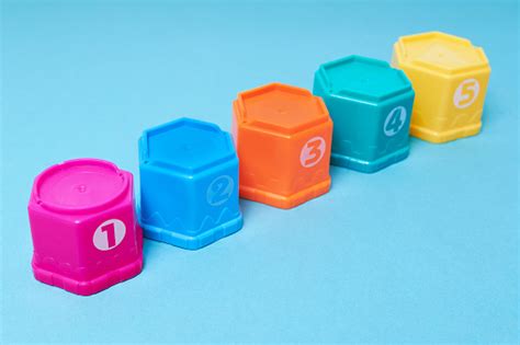 교육 장난감 플라스틱 장난감 숫자 교육 계정 아동 발달 기하학적 수치입니다 다채로운 숫자 교육 장난감 피라미드 그림 0명에 대한 스톡 사진 및 기타 이미지 Istock