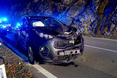 Unfall in Pinswang Motorradfahrer bei Kollision über PKW geschleudert