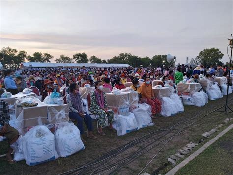 សម្តេចតេជោ ហ៊ុន សែន អញ្ជើញផ្តល់ស្រូវពូជ និងស្បៀងអាហារ ជូនប្រជាពល រដ្ឋខេត្តកំពង់ធំជិត៧ពាន់គ្រួសារ