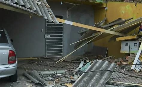 Acidente Entre Nibus Em Curitiba Deixa Feridos E Muro Destru Do