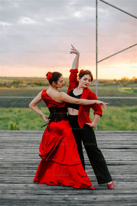 나무 바닥 위에 서 있는 두 명의 여성 사진 Unsplash의 공연 예술 이미지