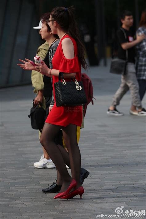 街拍两位边走边聊天的长腿黑丝熟女阿姨 每日头条