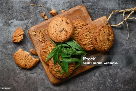 나무와 어두운 배경에 대마초 잎 마리화나 허브와 대마초 음식 쿠키 대마 잎 식물 Thc Cbd 허브와 맛있는 달콤한 디저트 쿠키