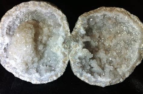 美國一女子河邊撿石頭紀念，回家砸開，她卻樂壞了啊！ 每日頭條