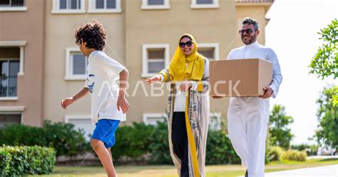 عائلة عربية خليجية سعودية تنتقل للعيش في الأحياء السكنية الراقية