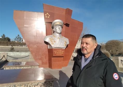 Максим Муратович Орос 3 сургуулийн Ж Соронзон захирал сургуулийнхаа багш ажилтнуудыг зоддог нь