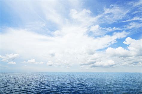 수평선 열 대 모래 해변에서 흐림 시원한 바다 배경 햇빛 하늘 서핑 여름 구름과 하늘색 물결 바다를 만지고 있는 리조트 갑판에서