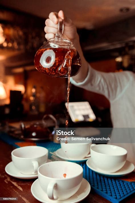 홍차 주전자와 어두운 배경에서 미러 테이블에 민트의 투명 컵 0명에 대한 스톡 사진 및 기타 이미지 0명 갈색 건강한