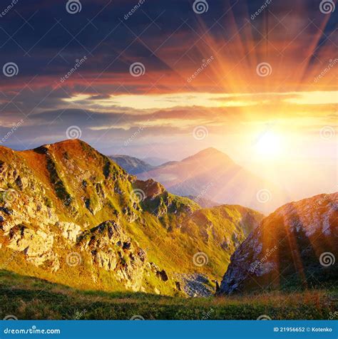 Nascer Do Sol Nas Montanhas Foto De Stock Imagem De Ucrânia Azul