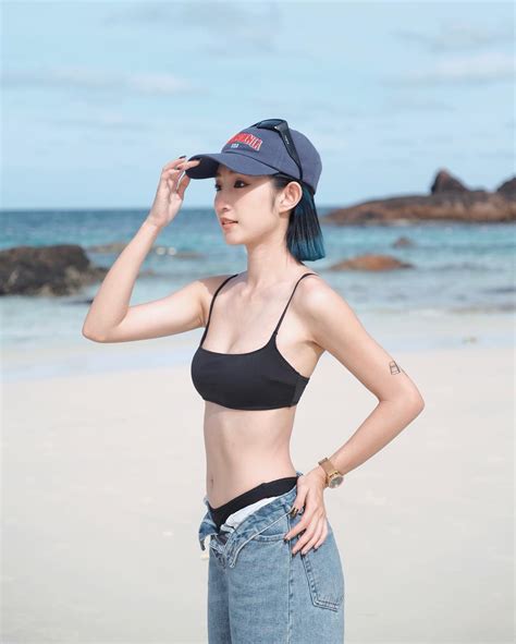 大马网红okokokmou⚡低胸黑吊带大show「超深乳沟」！网民暴动：谁说是长平公主！