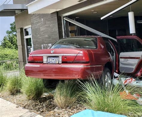 Car Crashes Into Midlands Mcdonalds Abc Columbia