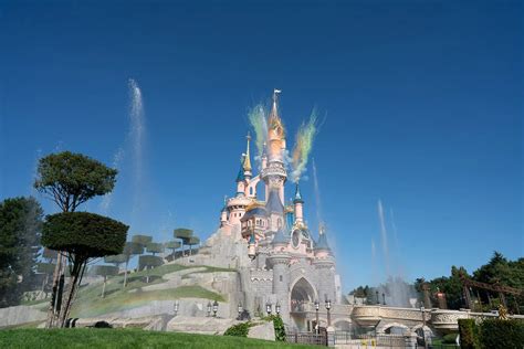 Guide To Disneyland Paris Hotels For Families Show Them The Globe