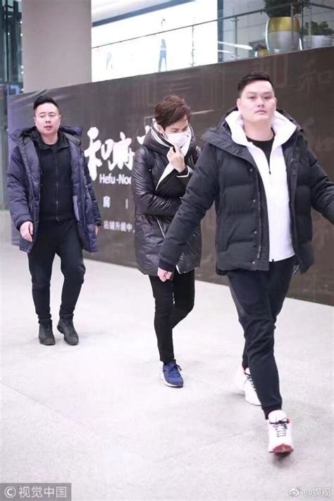 鍾漢良穿羽絨服口罩遮面現身機場冷到緊抱雙臂 每日頭條