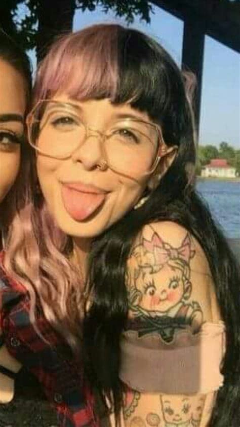 Como Tá Linda Minha Nenem De óculos Cantores Melanie Martinez