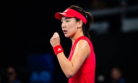 又美又能打！王欣瑜强势晋级，中国莎娃挑战法网冠军 体坛纵横