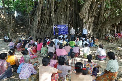 မကွေးတိုင်းဒေသကြီးအစိုးရအဖွဲ့ဝင် လူမှုရေးရာဝန်ကြီး သဖန်းဆိပ် ကျေးရွာရှိ ဒေသခံ ပြည်သူများအား ပန