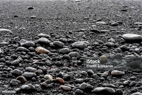 큰 검은 화산 돌 또는 Reynisfjara 아이슬란드 반짝 젖은 바위와 해안 모래 해변에 자갈의 근접 촬영 0명에 대한 스톡
