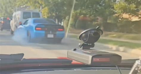 Vidéo Il Veut Faire Le Beau Avec Sa Grosse Voiture Et Se Prend Un