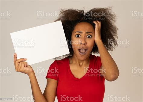 멋진 제품 또는 놀라운 판매 또는 큰 광고를 보여줍니다 텍스트에 대 한 복사 공간 빈 포스터를 보여주는 매력적인 아프리카계