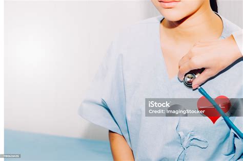 병원 사무실에서 청진기를 가진 젊은 여자 환자를 검사하는 닥터 환자의 심장 박동을 듣고 의료 및 사람 개념 심장 전문의에 대한 스톡 사진 및 기타 이미지 Istock