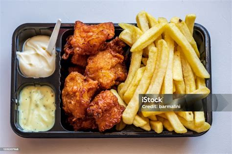 네덜란드 길거리 음식 프렌치 프라이드 감자 의 일부 기름 대구 생선 필레에 튀긴 조각과 두 개의 소스 0명에 대한 스톡 사진 및 기타 이미지 Istock