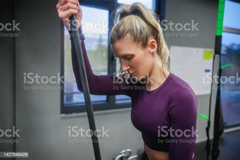 체육관에서 연습하는 여성 운동 기계에서 케이블을 아래로 당기는 여성 30 34세에 대한 스톡 사진 및 기타 이미지 30 34