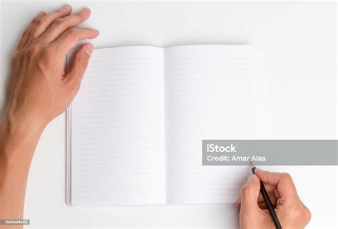 손은 빈 카탈로그 잡지 흰색 배경에 책 모형을 엽니다 가리기에 대한 스톡 사진 및 기타 이미지 가리기 개념 고정됨