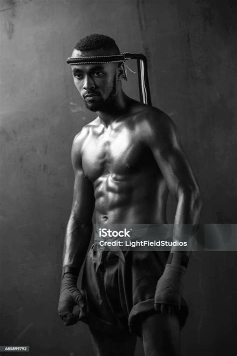 무에타이 육상 선수 훈련 에서 타이어 권투 실내 궁극적 인 싸움 개념 권투 스포츠에 대한 스톡 사진 및 기타 이미지 권투 스포츠 흑백 격투기 Istock