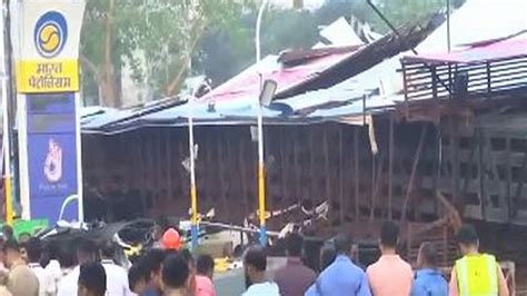 Mumbai Hoarding Collapse মুম্বইতে হোর্ডিং ভেঙে বিপত্তি প্রাণ গেল ১৪