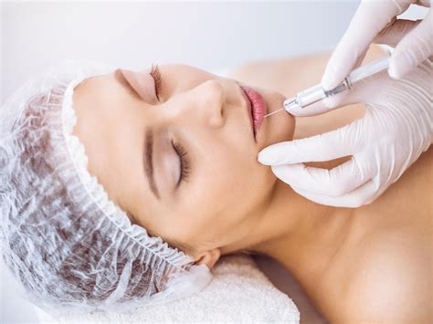 Esteticista Haciendo Un Procedimiento De Belleza Con Una Jeringa En La