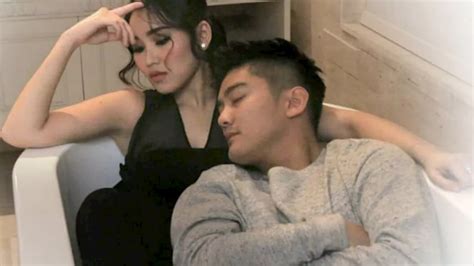 Tato Bunga Ayu Ting Ting Di Bawah Bahu Bikin Seksi Penampilan Sang