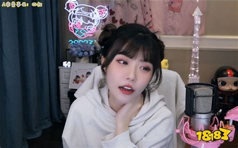 周淑怡直播时称线下要让水友戴银手镯？呆妹儿回顾不火辛酸史身泪俱下？
