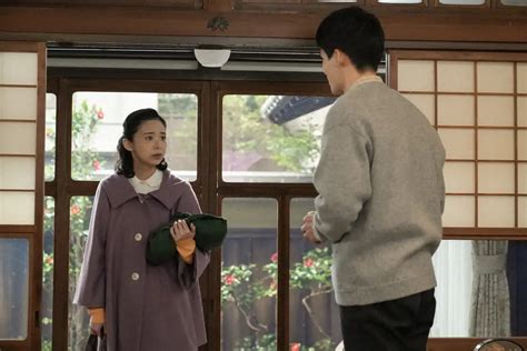 連続テレビ小説「ブギウギ」第72話。スズ子と愛助の家・玄関にて。村山興業へ出社する愛助（水上恒司・左）を見送るスズ子（趣里）（c）nhk