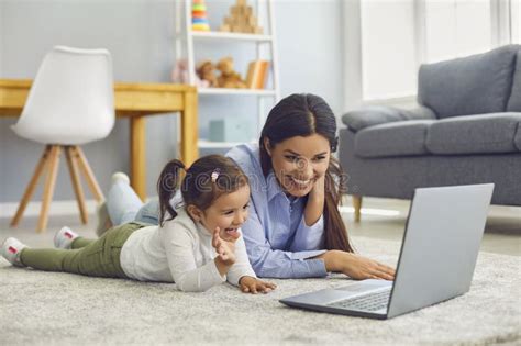 Mamma Med Sin Dotter Som Tittar På Tecknade Filmer Eller