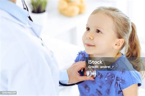 청진기로 어린 소녀를 검사하는 의사 평소 의학적 검사에서 행복한 미소 짓는 아이 환자 의학 및 의료 개념 4 5세에 대한 스톡 사진 및 기타 이미지 Istock