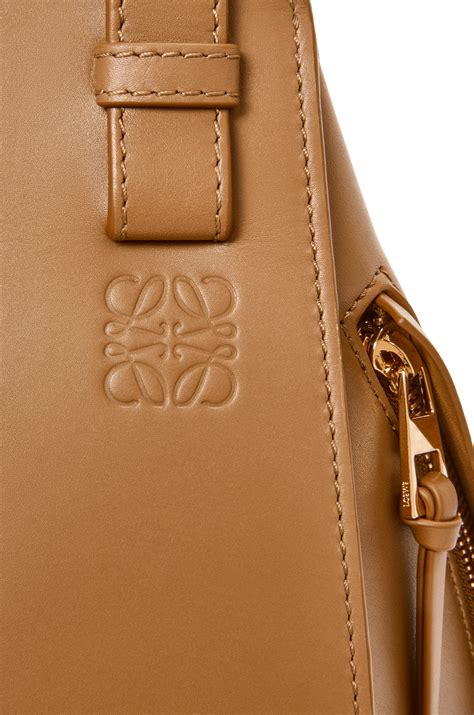 새틴 카프스킨 소재의 해먹 컴팩트 백 오크 로에베